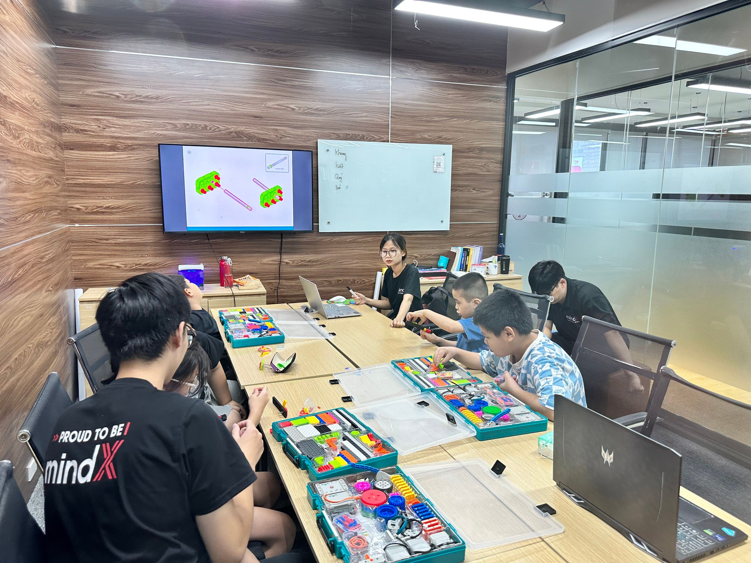 Khóa học Robotics: Lắp ráp & chế tạo robot STEM cho trẻ em